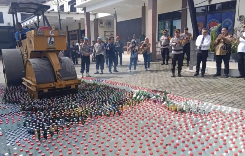 Polisi Musnahkan Ribuan Botol Miras Hasil Operasi Pekat Semeru 2024 | MEDIA PETISI